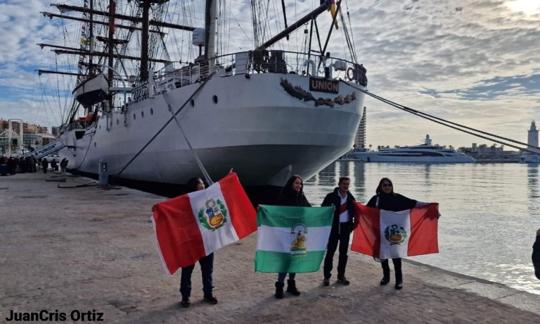El buque escuela B.A.P. Unión del Perú arriba a Málaga durante su ...