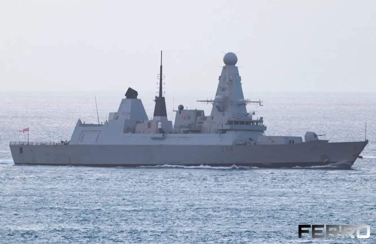 El HMS Diamond (D 37) llega a Gibraltar mostrando marcas de combate ...